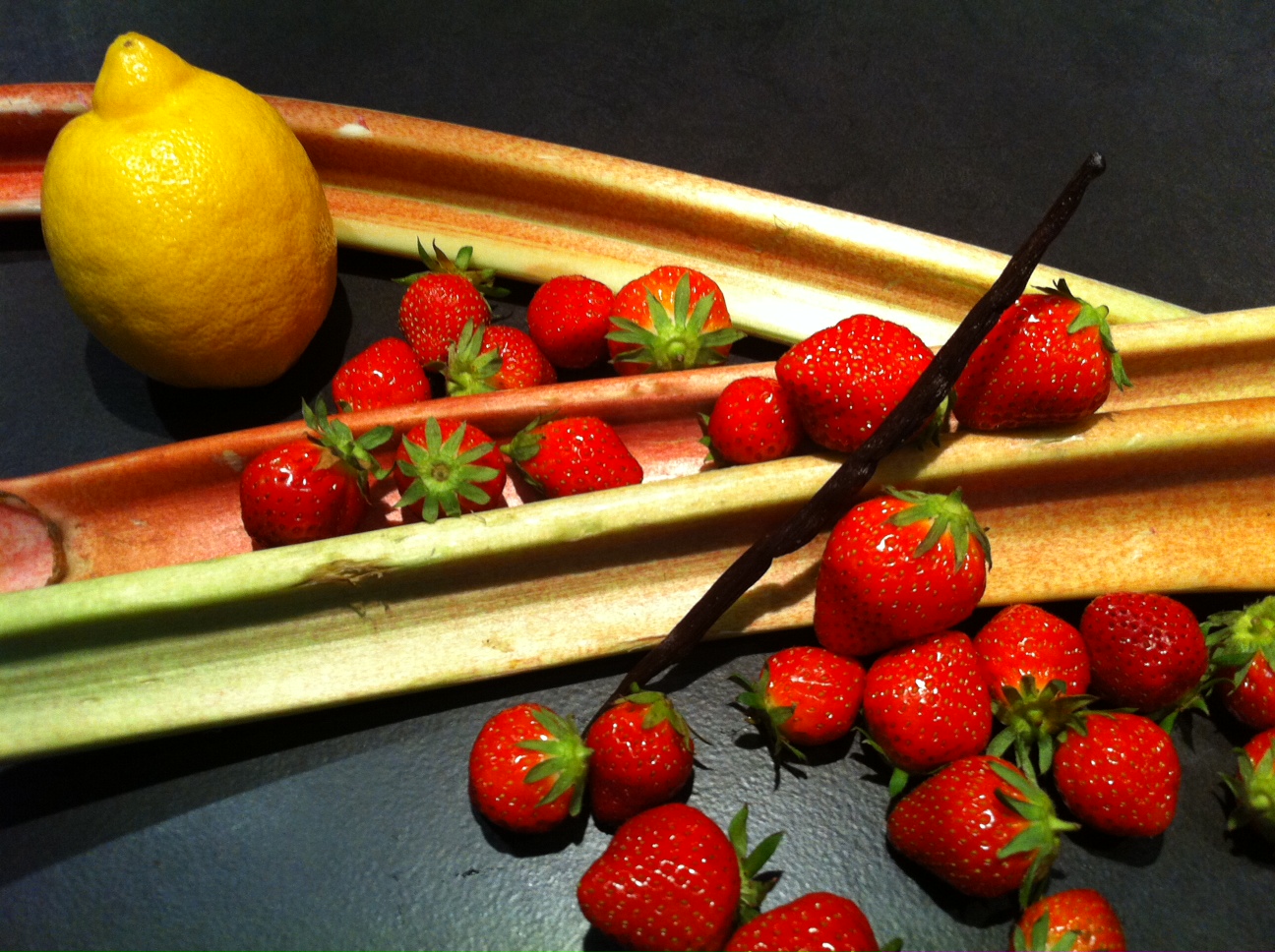 Nage de rhubarbe vanillé, mousse de Mara des bois | Cuisine et Vanity